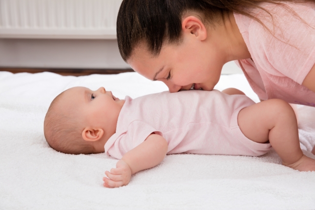 Coliche nel neonato: 5 rimedi naturali per lenirle e prevenirle ...